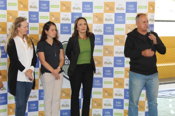 Escola Municipal Lauro Vicente de Azevedo ganha nova quadra esportiva ...
